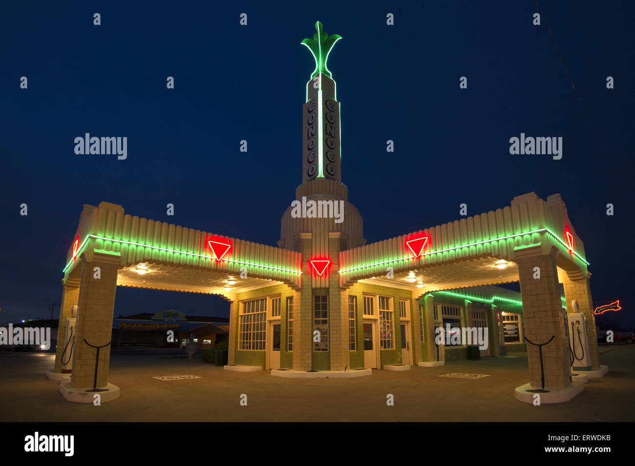 Autobahn tower tankstelle turm -Fotos und -Bildmaterial in hoher ...