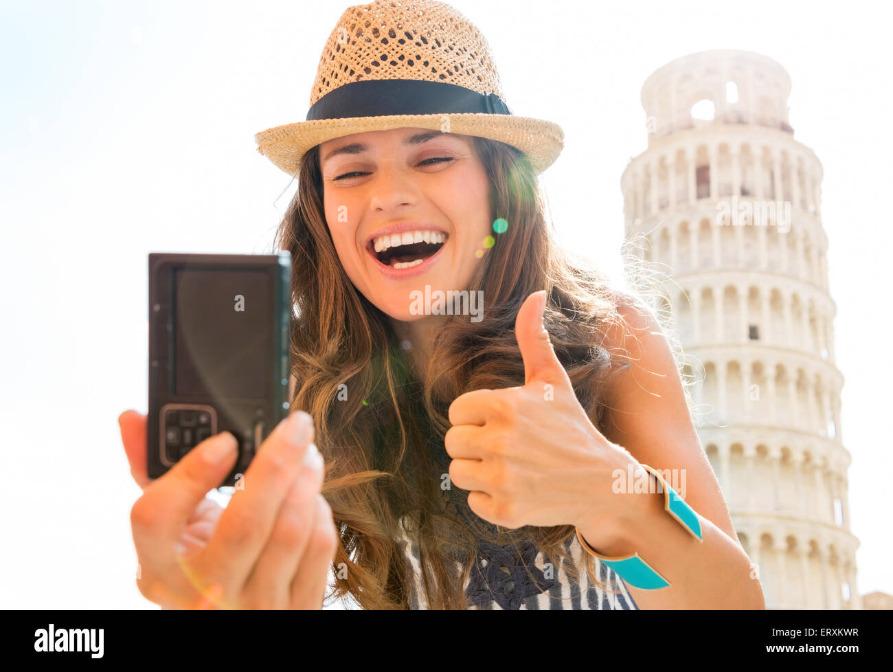Ein Lächeln auf den Lippen, lachende Frau Tourist nimmt eine Selfie auf ...