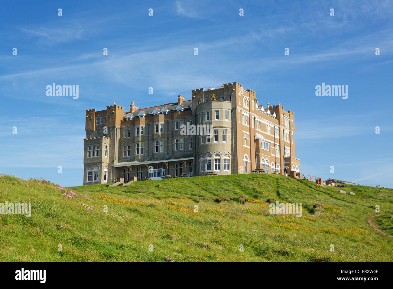 Blick hinauf im Camelot Castle Hotel auf den Klippen am Tintagel ...