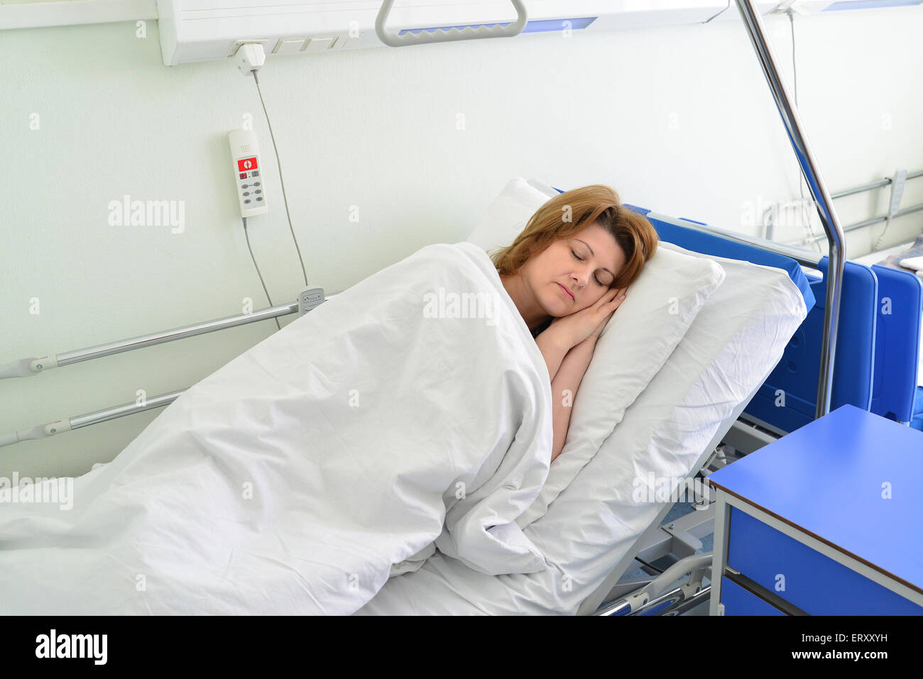 Patientin auf einem Bett liegend in Krankenstation Stockfotografie - Alamy