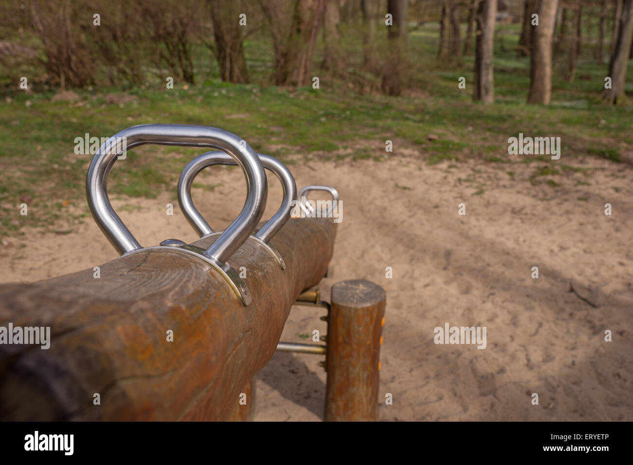 Kinder spielen auf wippe -Fotos und -Bildmaterial in hoher Auflösung ...