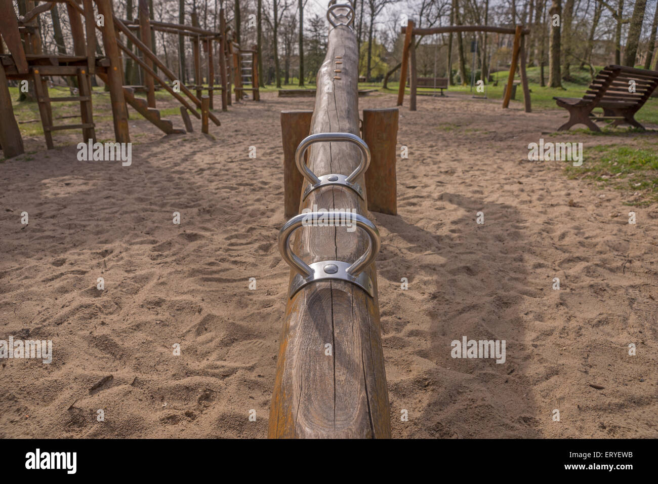 Kinder spielen auf wippe -Fotos und -Bildmaterial in hoher Auflösung ...