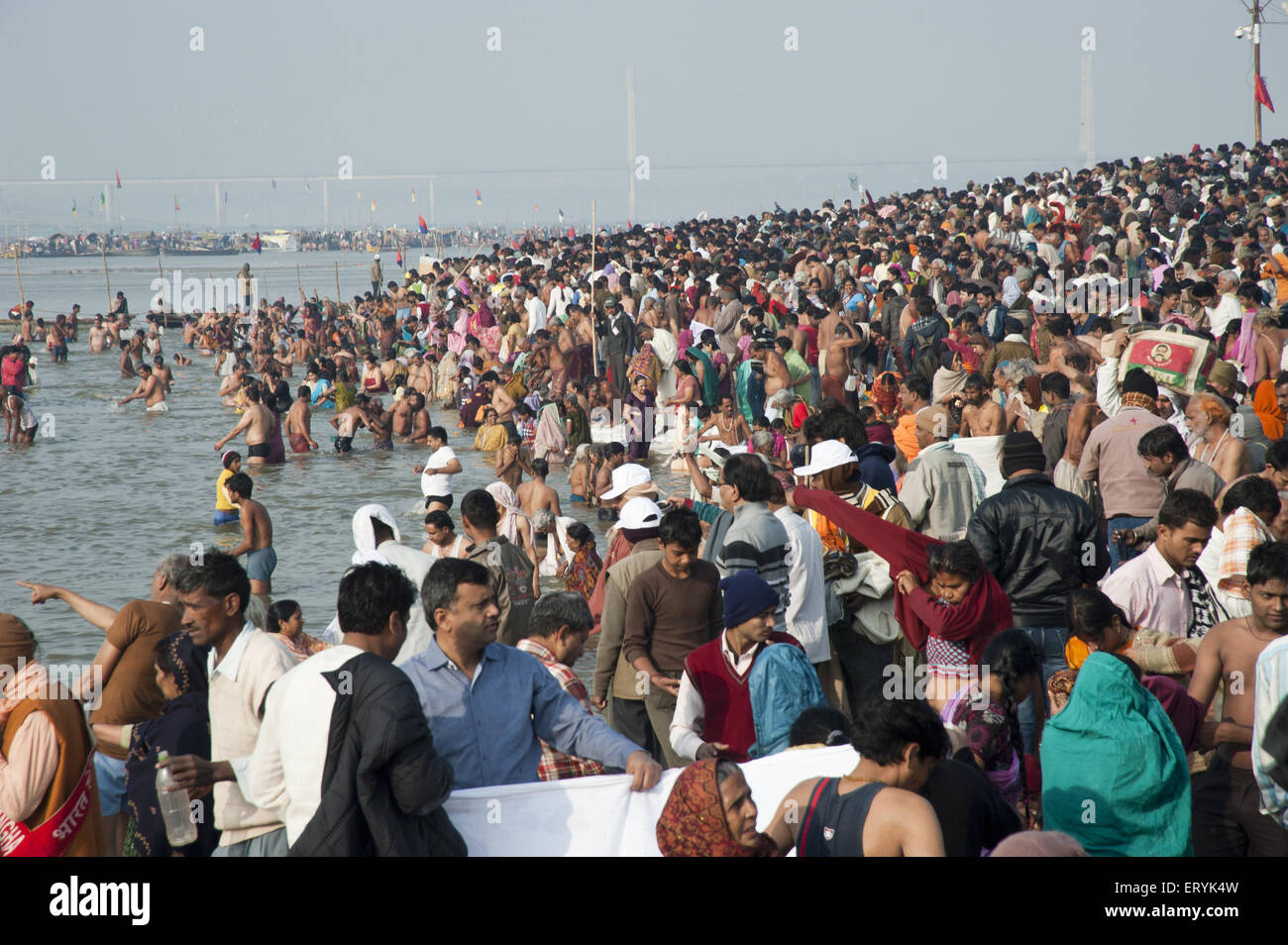 Menschen Baden im Fluss Kumbh Mela in Uttar Pradesh, Indien ...