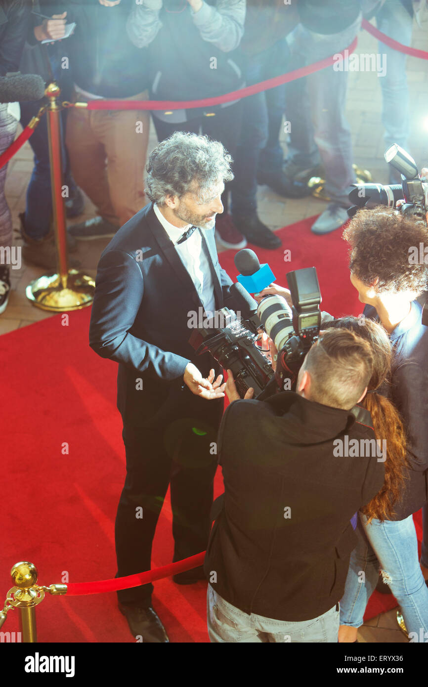 Prominenten interviewt und fotografiert von Paparazzi-Fotografen am ...