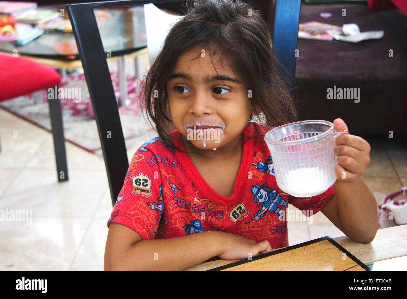 Kinder kinder kind jung -Fotos und -Bildmaterial in hoher Auflösung – Alamy