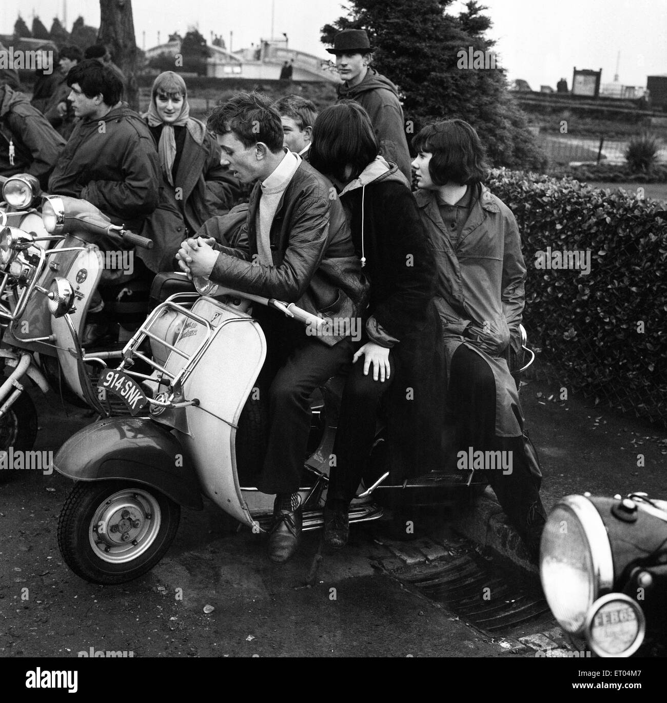 Mods sammeln am Meer bei Clacton auf ihren Rollern die 1964 am ...