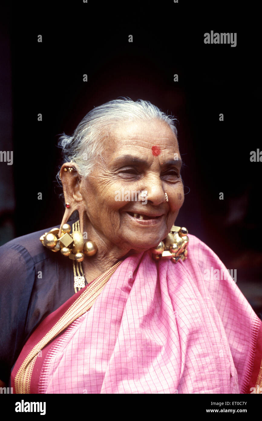 Wearing traditional tamil sari -Fotos und -Bildmaterial in hoher ...