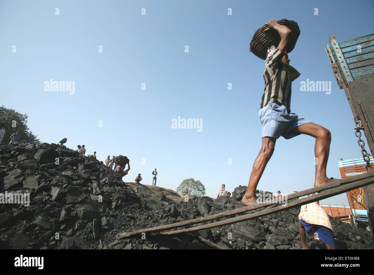Arbeiter, die Kohle vom Bergwerk in LKW in Jharkhand laden; Indien ...