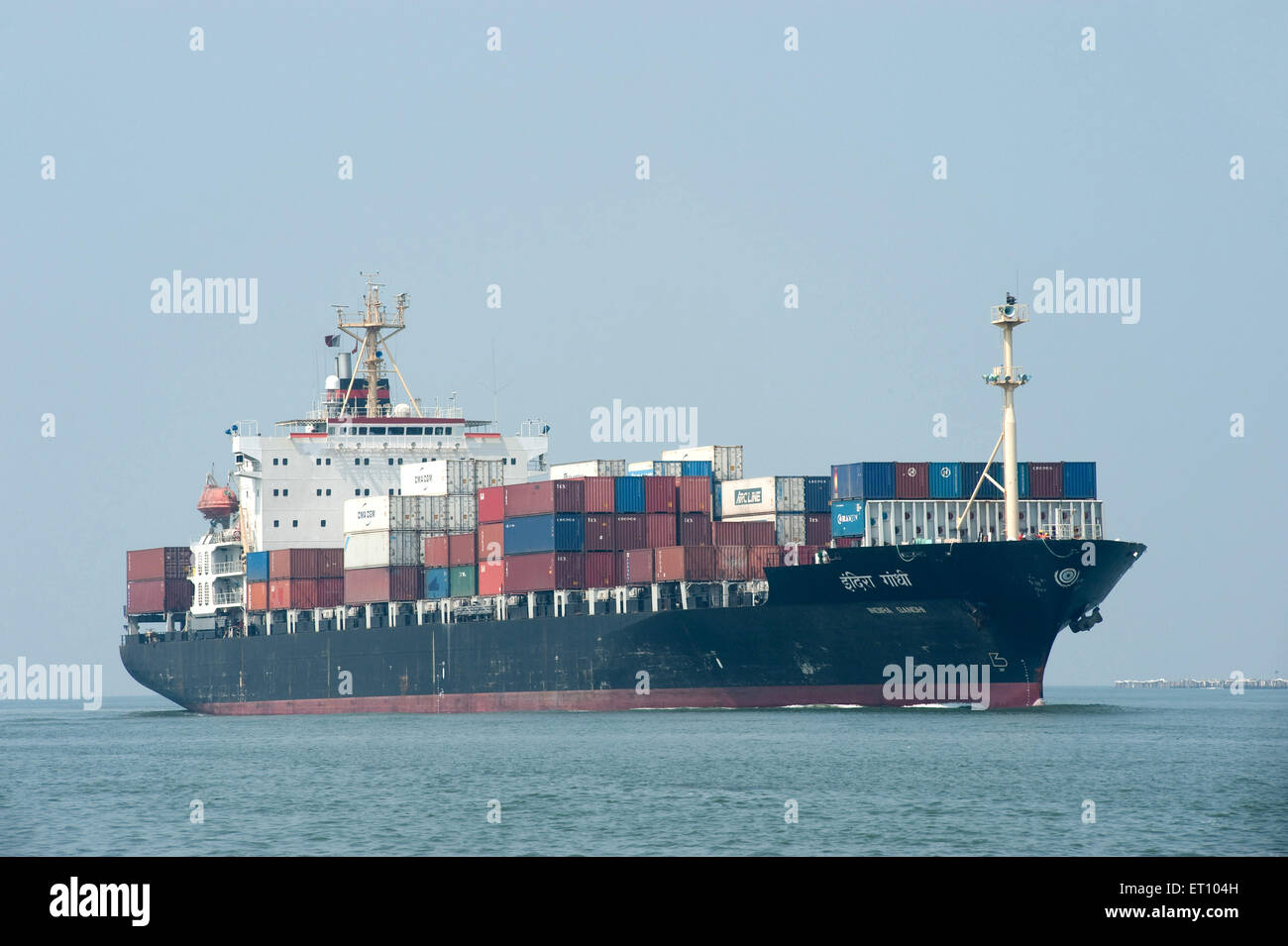 Indira Gandhi cargo Schiff mit Containern im Meer Cochin Kochi, Kerala ...