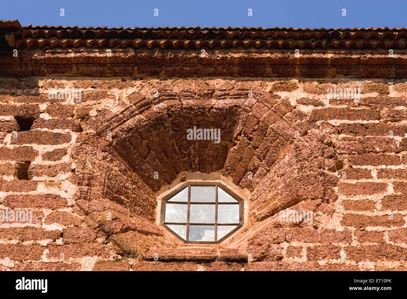 Old laterite stone wall -Fotos und -Bildmaterial in hoher Auflösung – Alamy