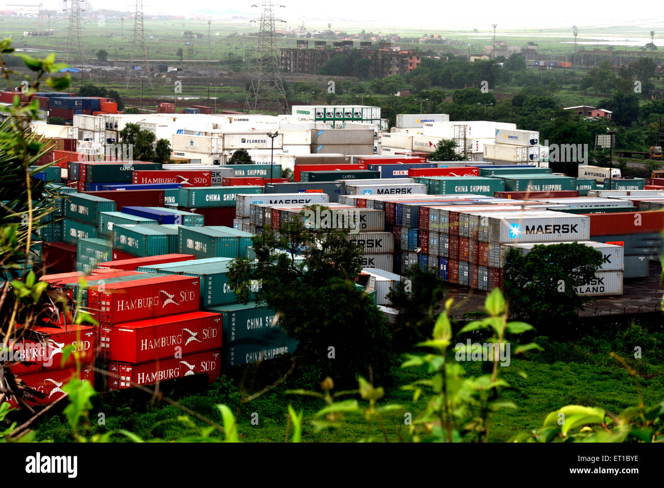 Container im Jawaharlal Nehru Port; Raigad; Maharashtra; Indien; Asien ...