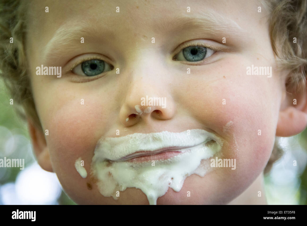 Mund mit essen verschmiert -Fotos und -Bildmaterial in hoher Auflösung ...