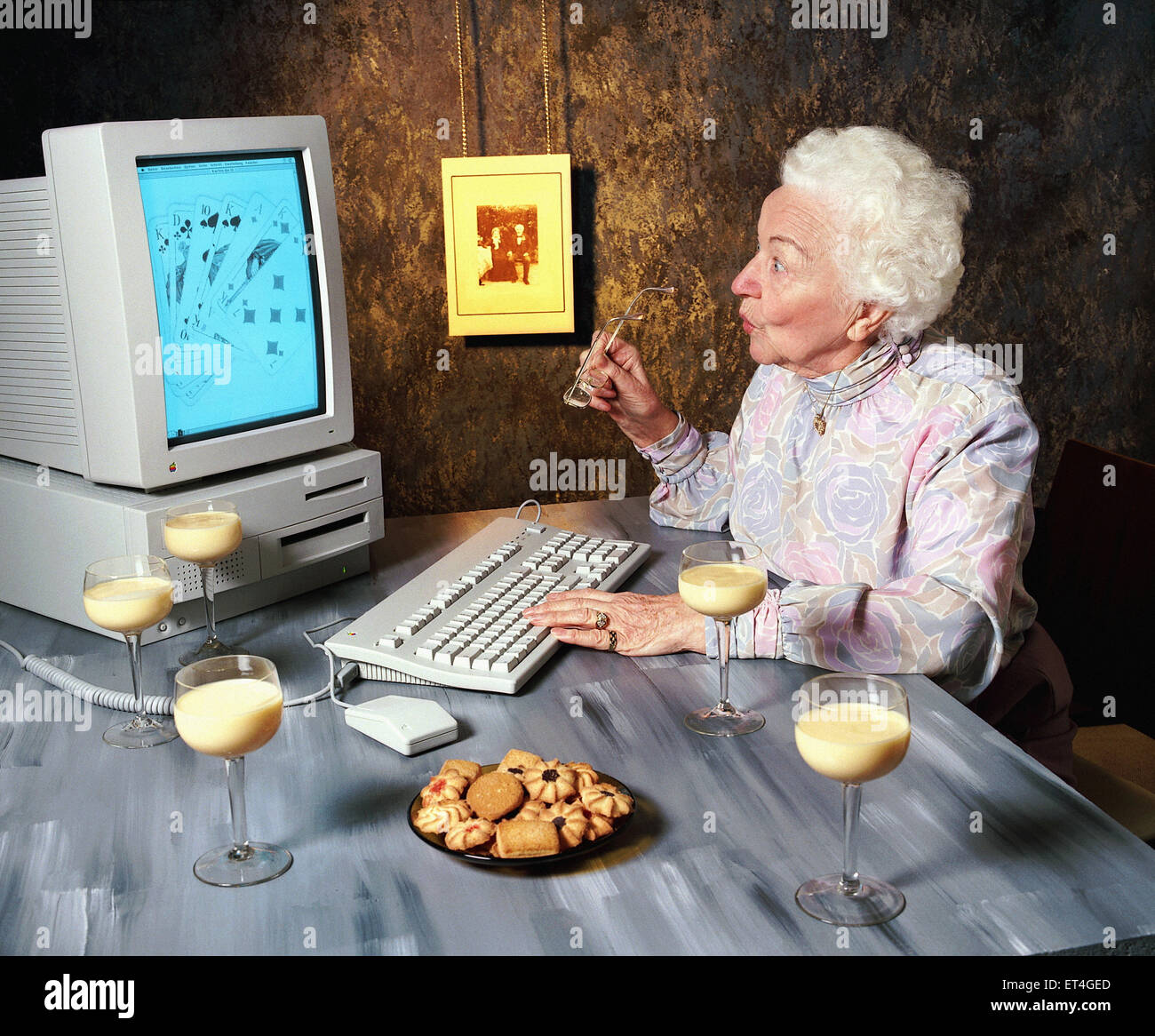 Alte frau 70 80 jahre alt -Fotos und -Bildmaterial in hoher Auflösung ...
