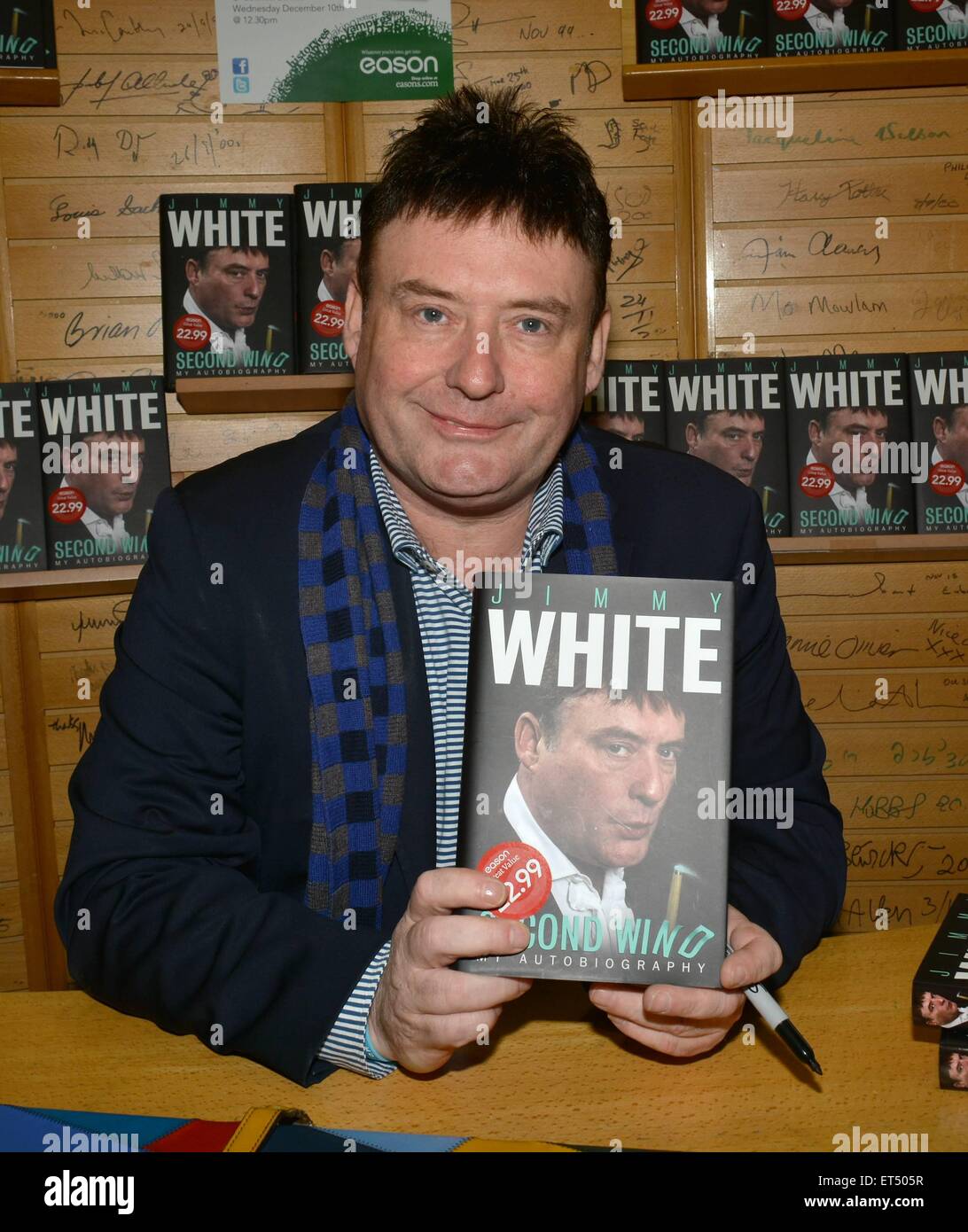 Snooker-Legende Jimmy White unterschreibt Exemplare seines Buches ...