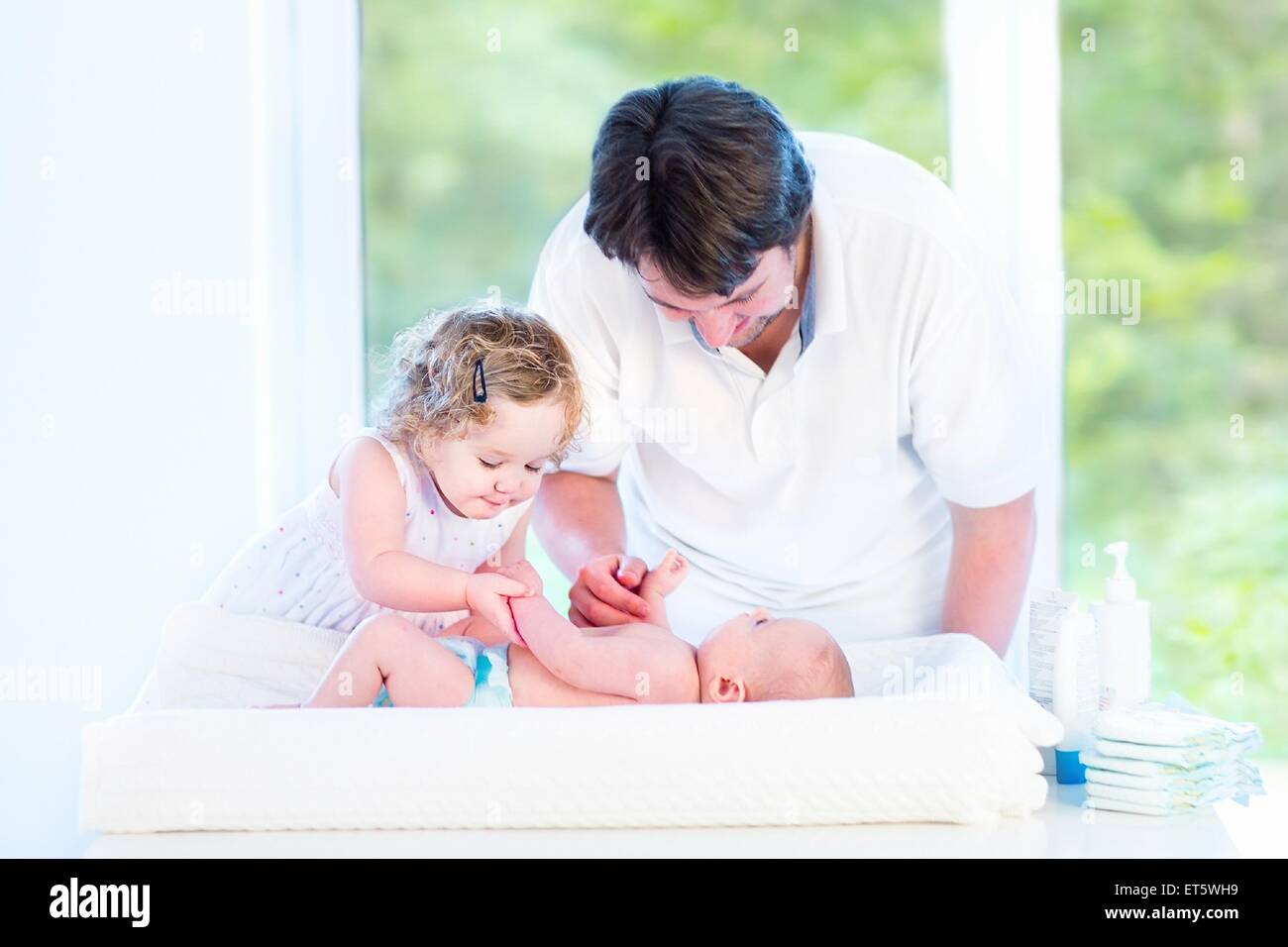 Große windel kinder -Fotos und -Bildmaterial in hoher Auflösung – Alamy