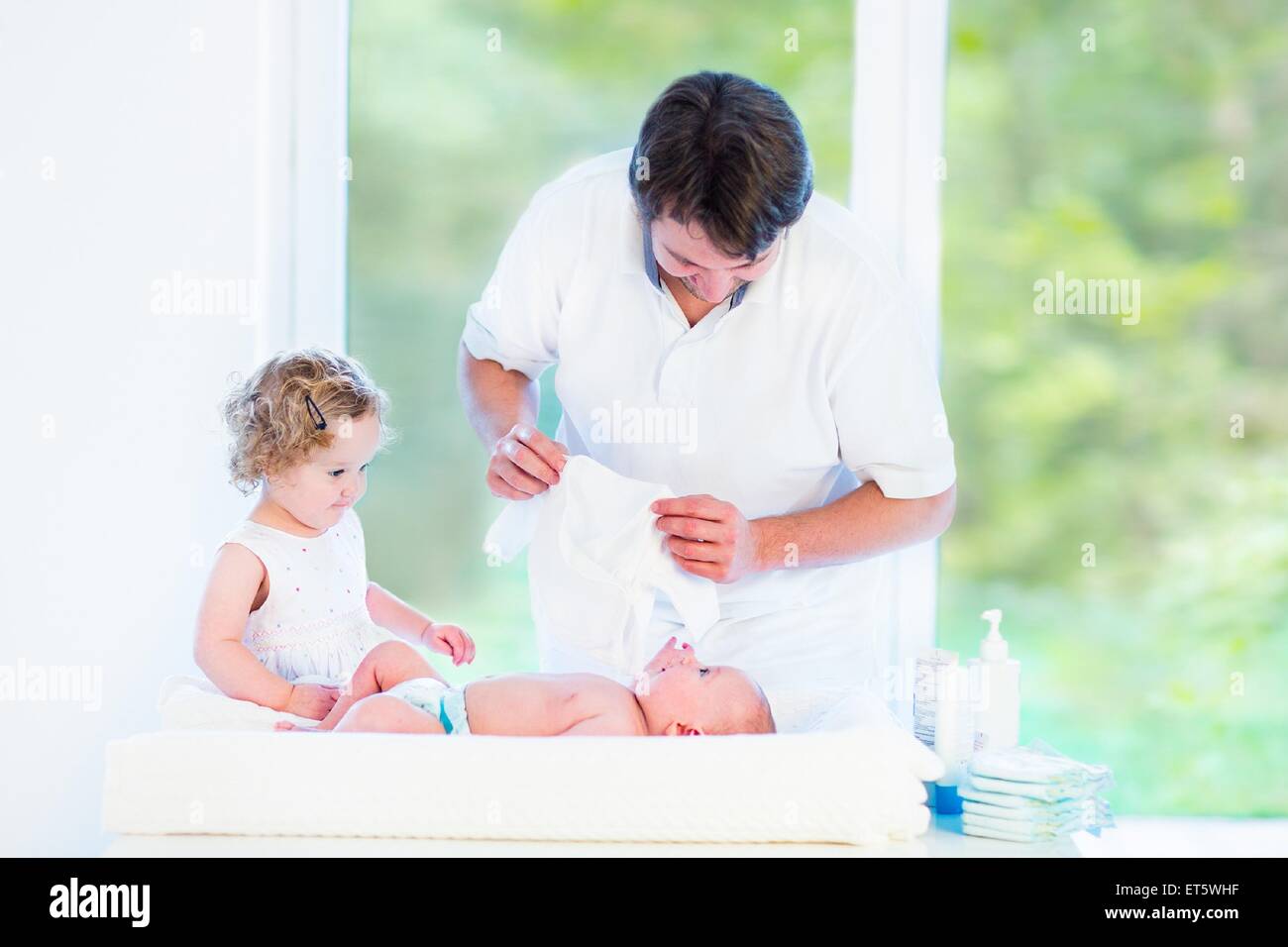 Große windel kinder -Fotos und -Bildmaterial in hoher Auflösung – Alamy