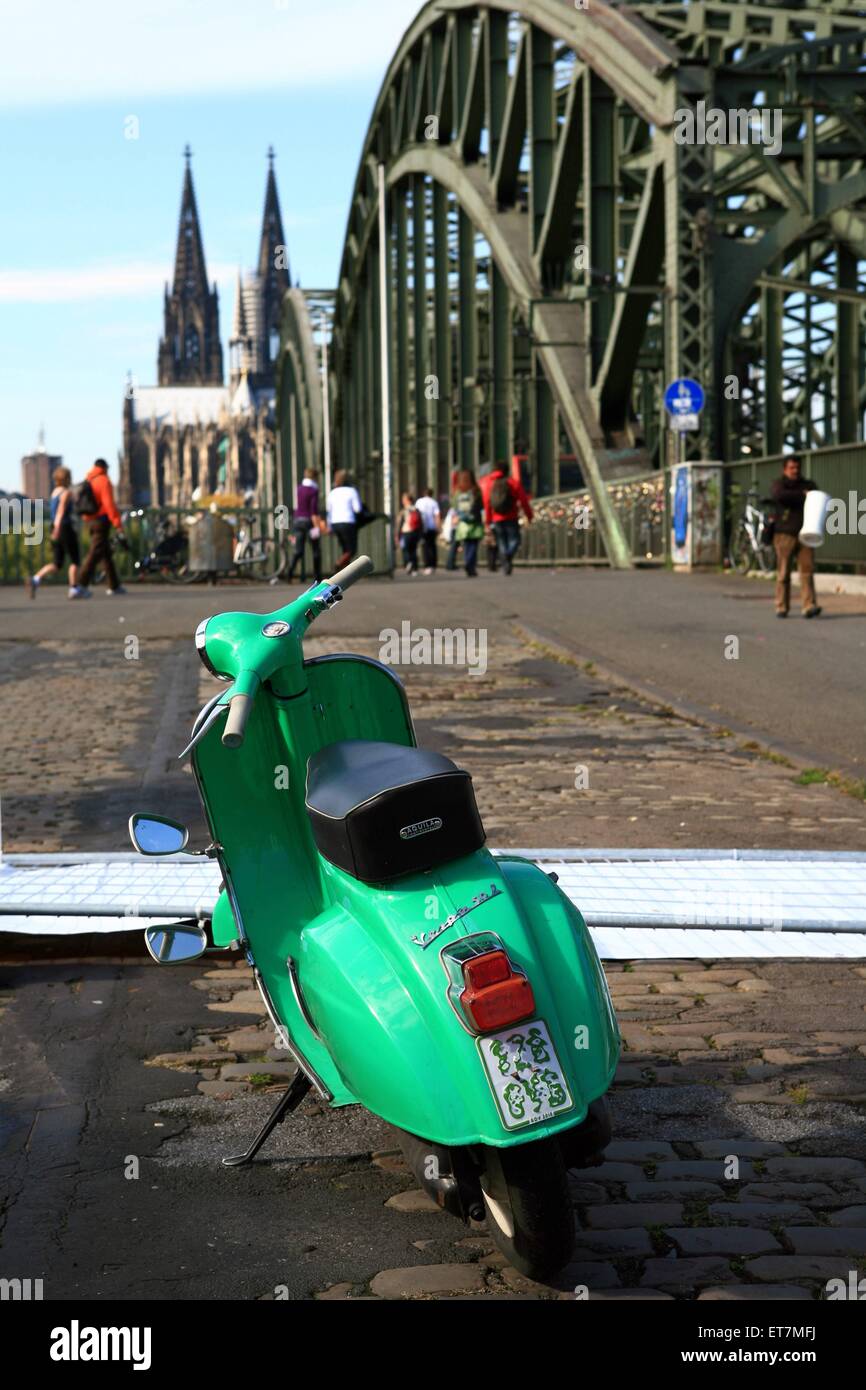 Gruener Motorroller Vor der Hohenzollernbruecke, Im Hintergrund der ...