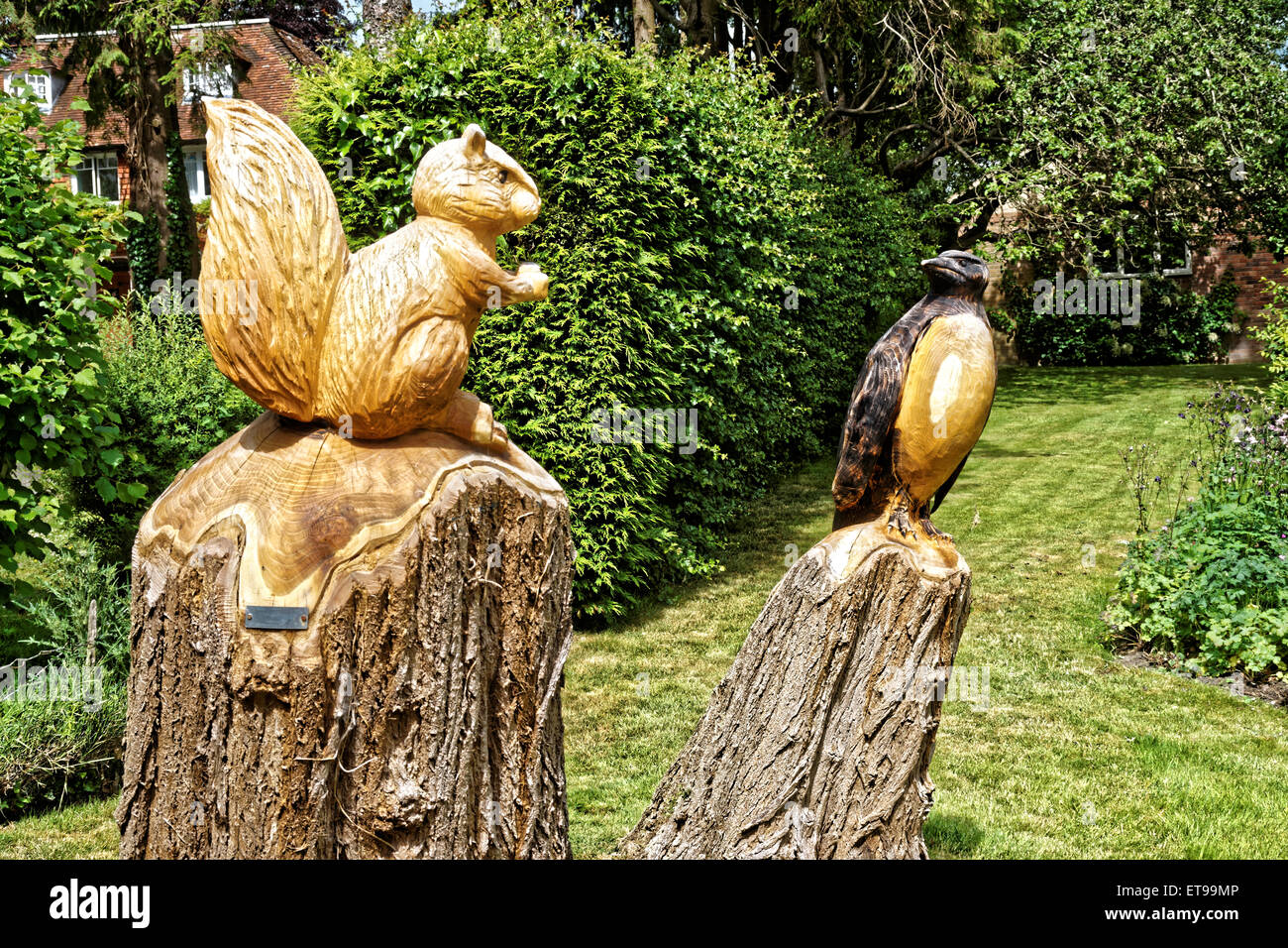 Holzschnitzerei im Garten Stockfotografie - Alamy