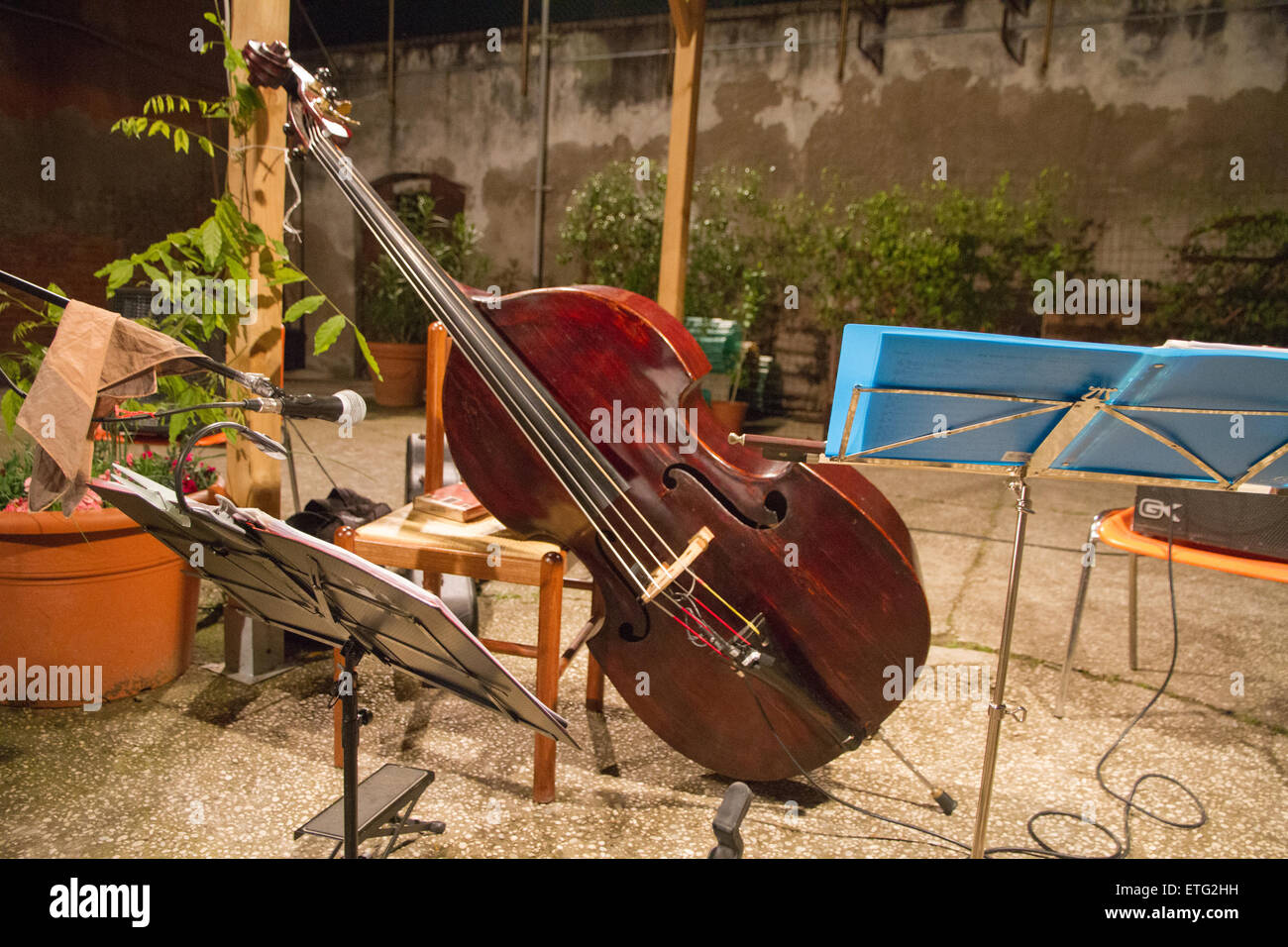 A cello and bow -Fotos und -Bildmaterial in hoher Auflösung – Alamy