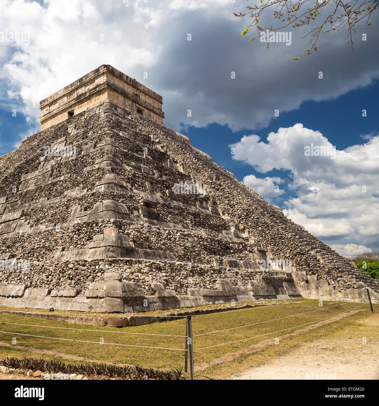 El Castillo (der Kukulkan Tempel) von Chichen Itza Maya Pyramiden in ...