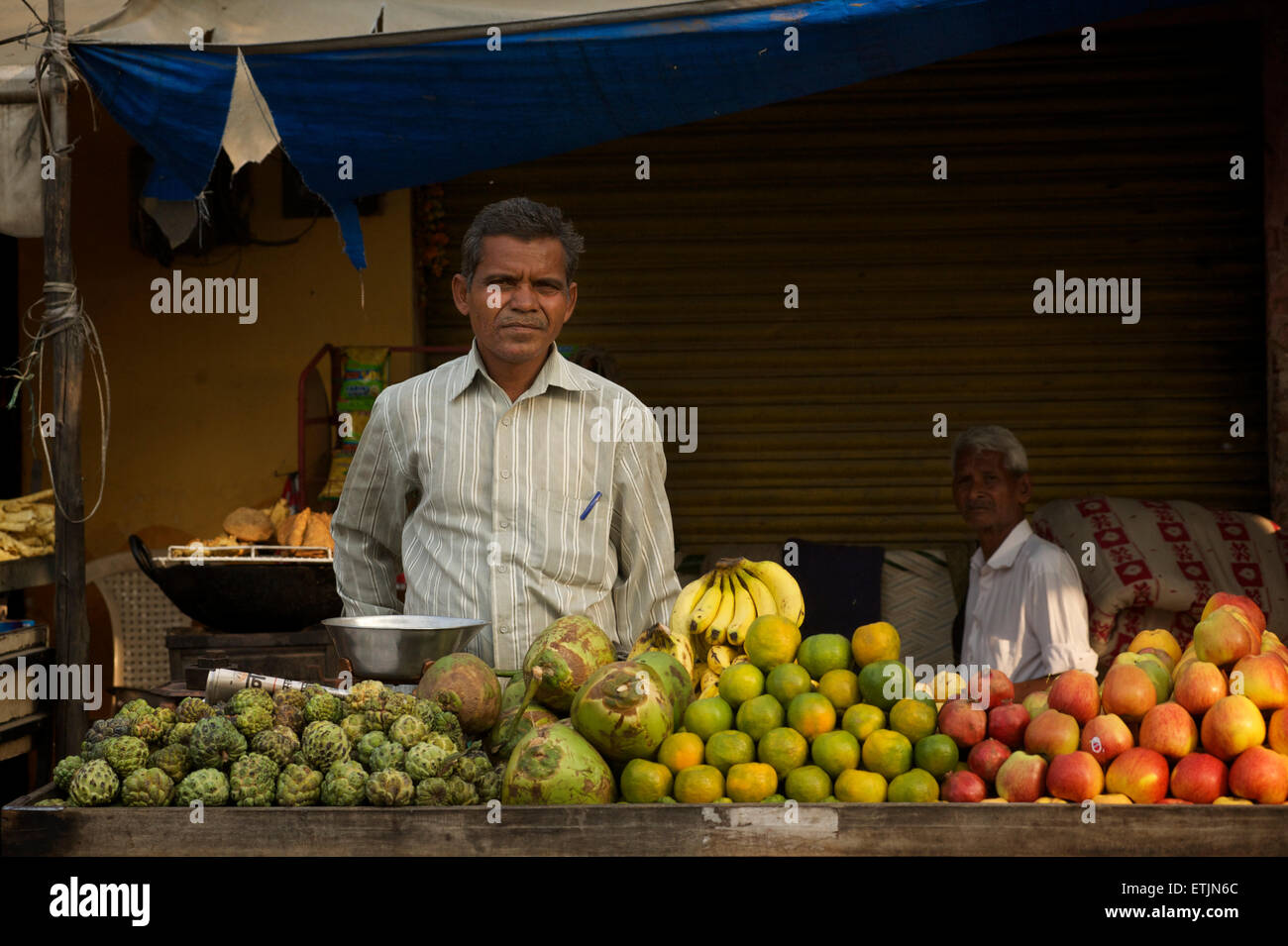 Mann, der obst verkauft -Fotos und -Bildmaterial in hoher Auflösung – Alamy
