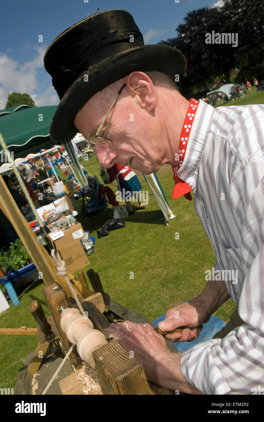 Handwerker zeigen das Handwerk des hölzernen Spinnen machen an der ...
