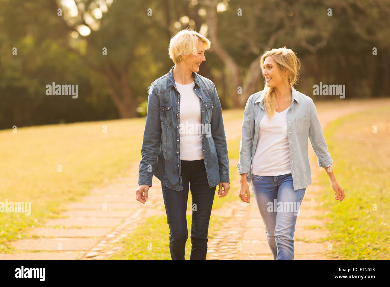 Großmutter mit enkelin im wald -Fotos und -Bildmaterial in hoher ...