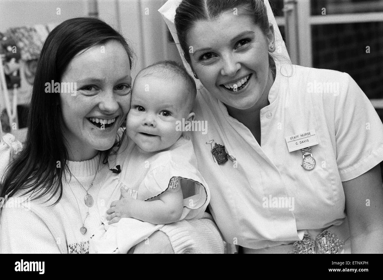 Baby Toni Cotton im Krankenhaus nach einer Operation einen ...