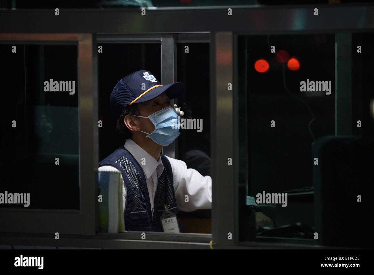 Spital sicherheitsmann gang patient -Fotos und -Bildmaterial in hoher Auflösung – Alamy