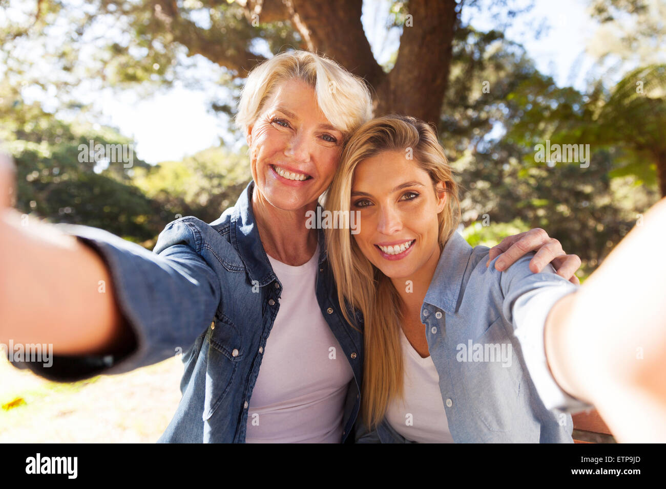 Selfie Mit Oma Fotos Und Bildmaterial In Hoher Auflösung Alamy
