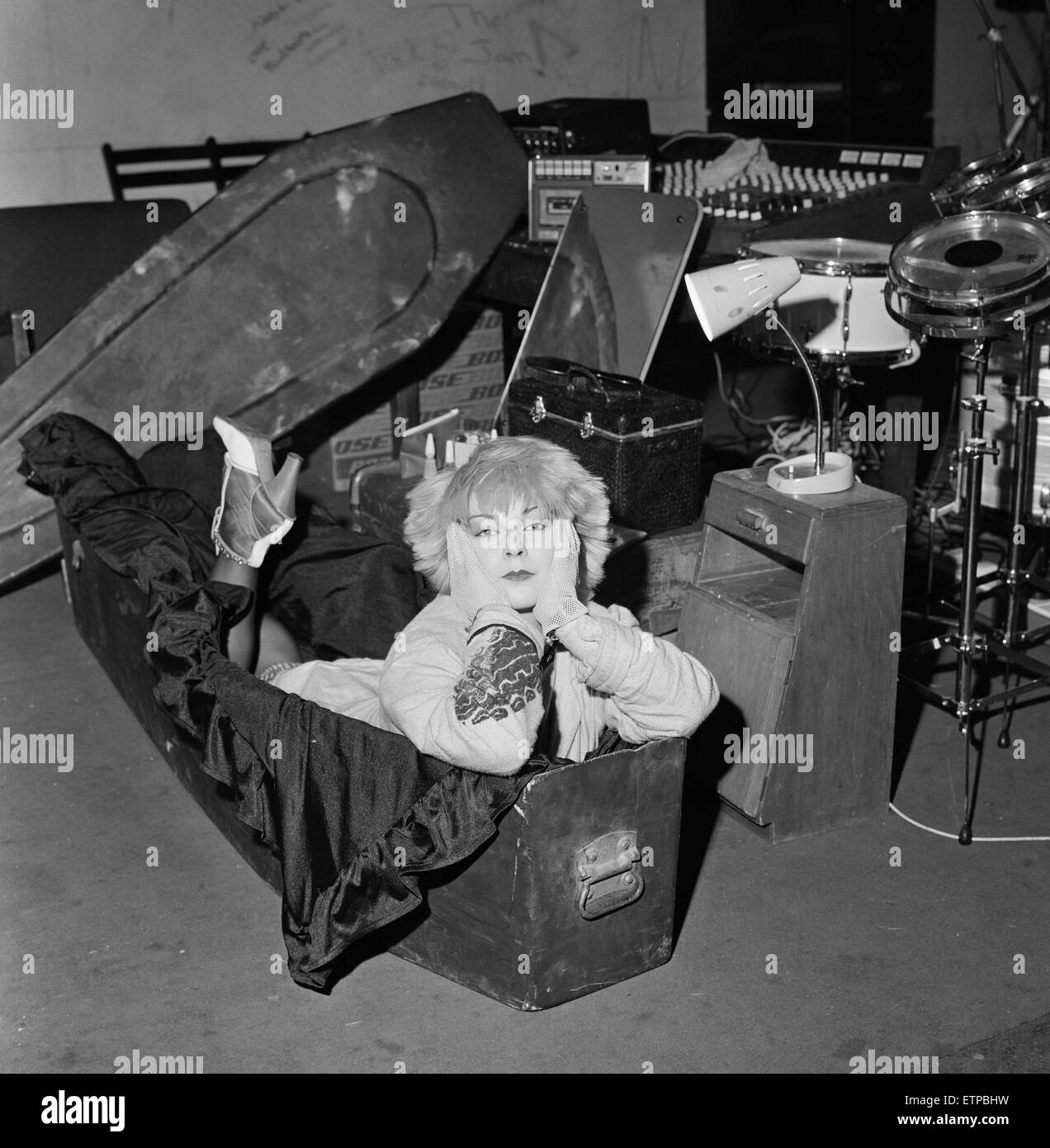Punk-Sängerin und Schauspielerin Toyah Willcox schlafend in ihrem Sarg ...