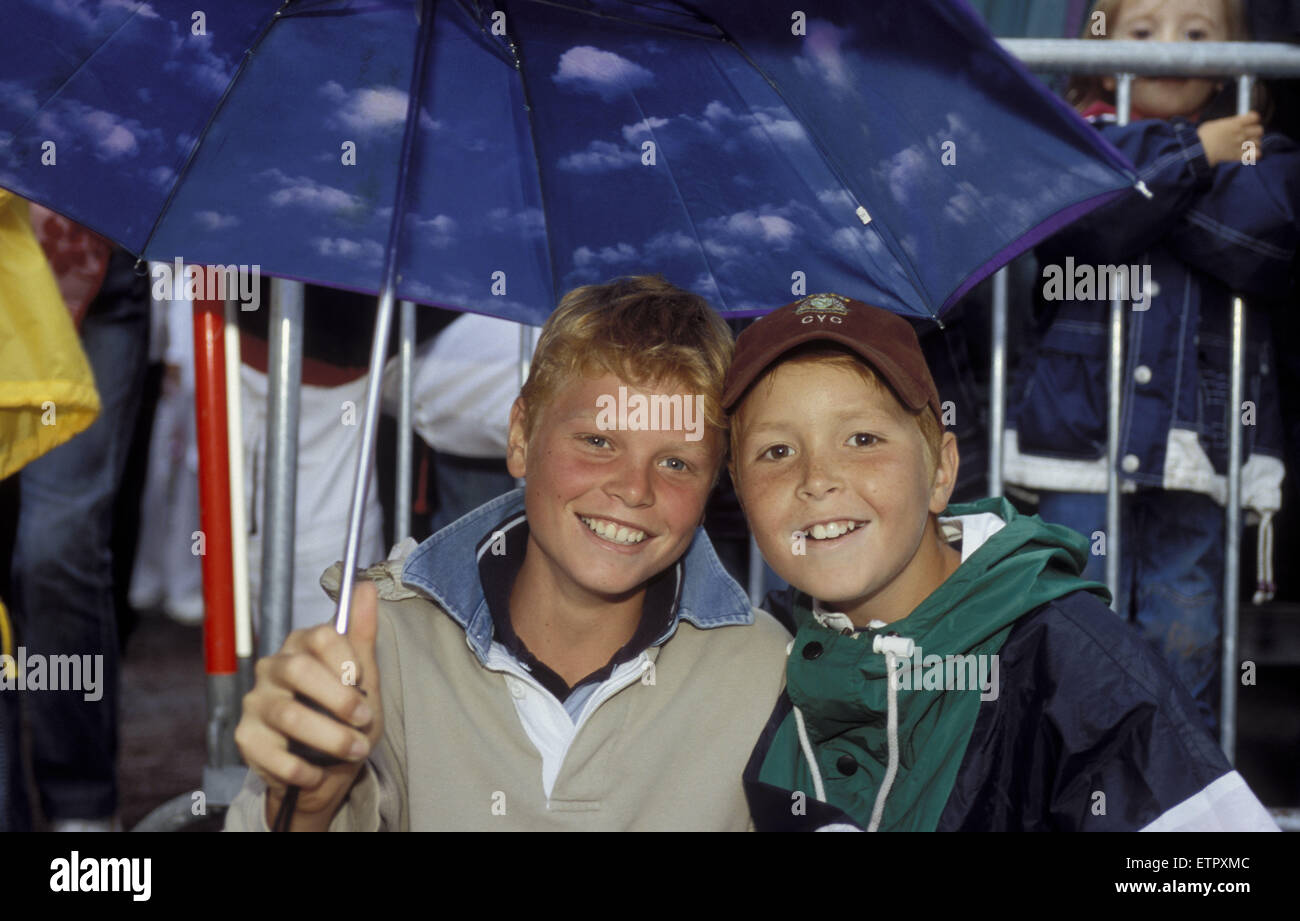 Jungs regnen -Fotos und -Bildmaterial in hoher Auflösung – Alamy