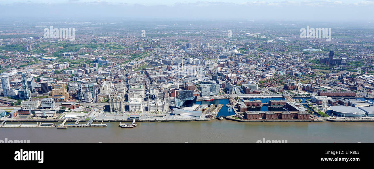 Liverpool Waterfront und Stadt hinter Schuss aus der Luft, Merseyside ...