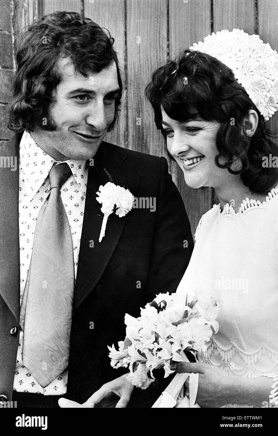 Gareth Edwards (ein walisischer Rugby-union-Spieler) und seine Braut ...