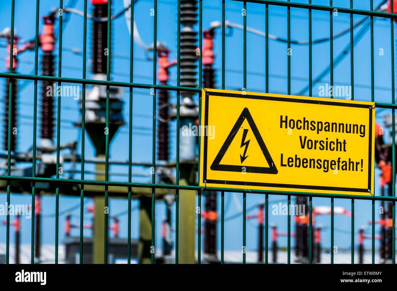 Hochspannungs Stromzeichen Stockfotos und -bilder Kaufen - Alamy