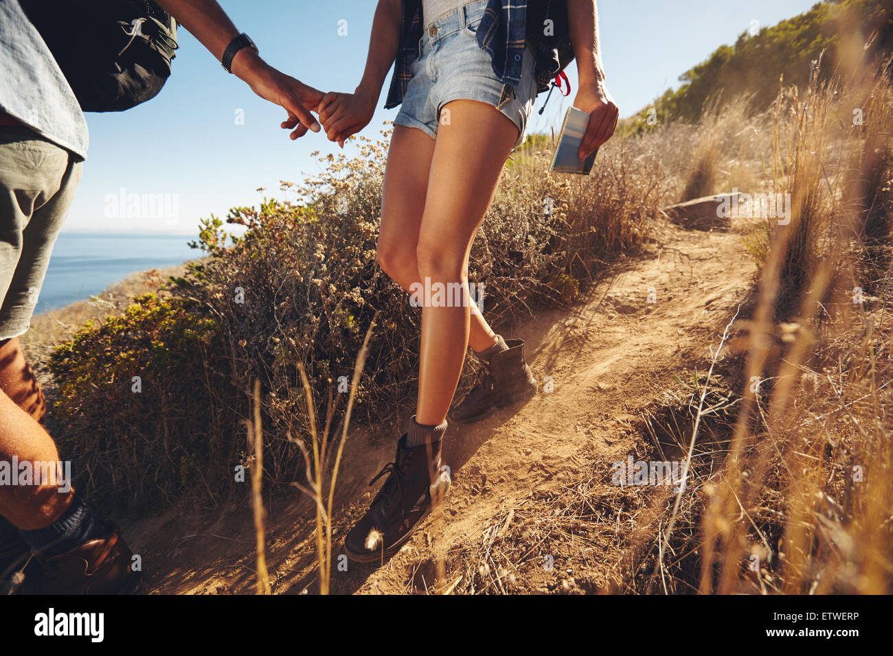 Nahaufnahme der weiblichen beine beim gehen -Fotos und -Bildmaterial in ...