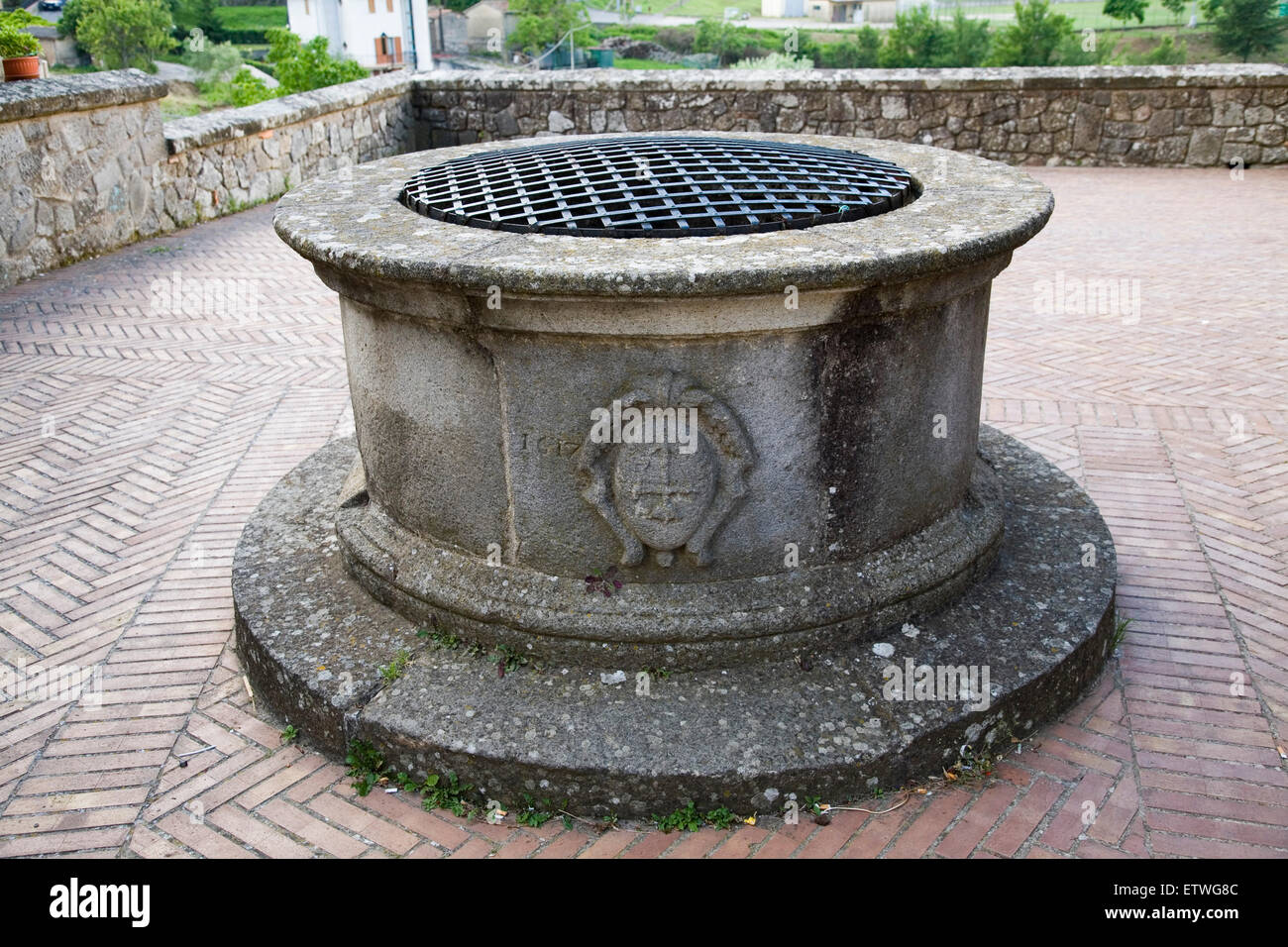 Alte Steinbrunnen Dorfbrunnen Stockfotos und -bilder Kaufen - Alamy
