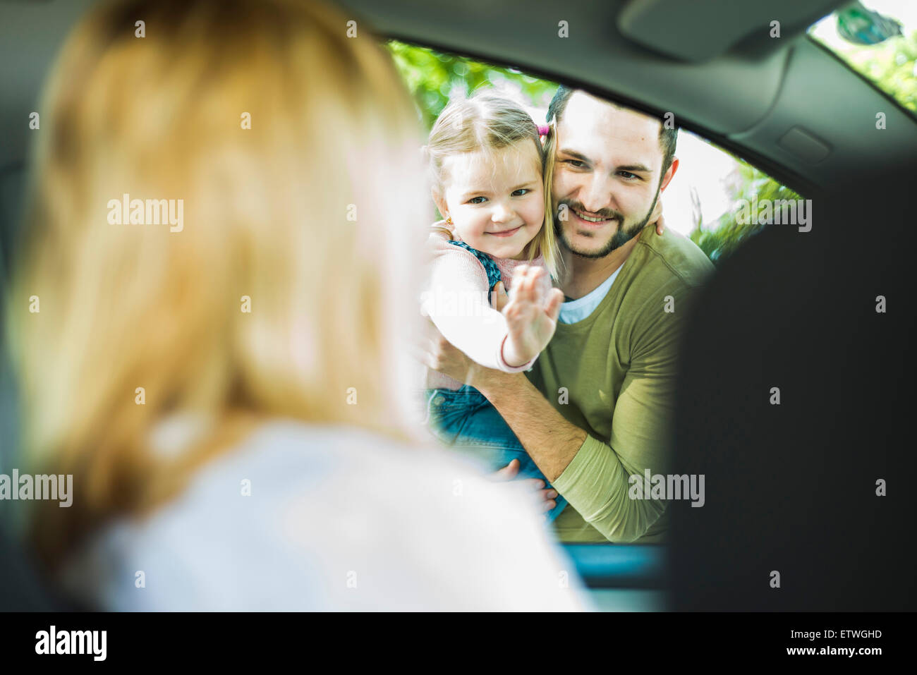 Mädchen mit Vater Abschied von verlassen Mutter im Auto Stockfotografie ...