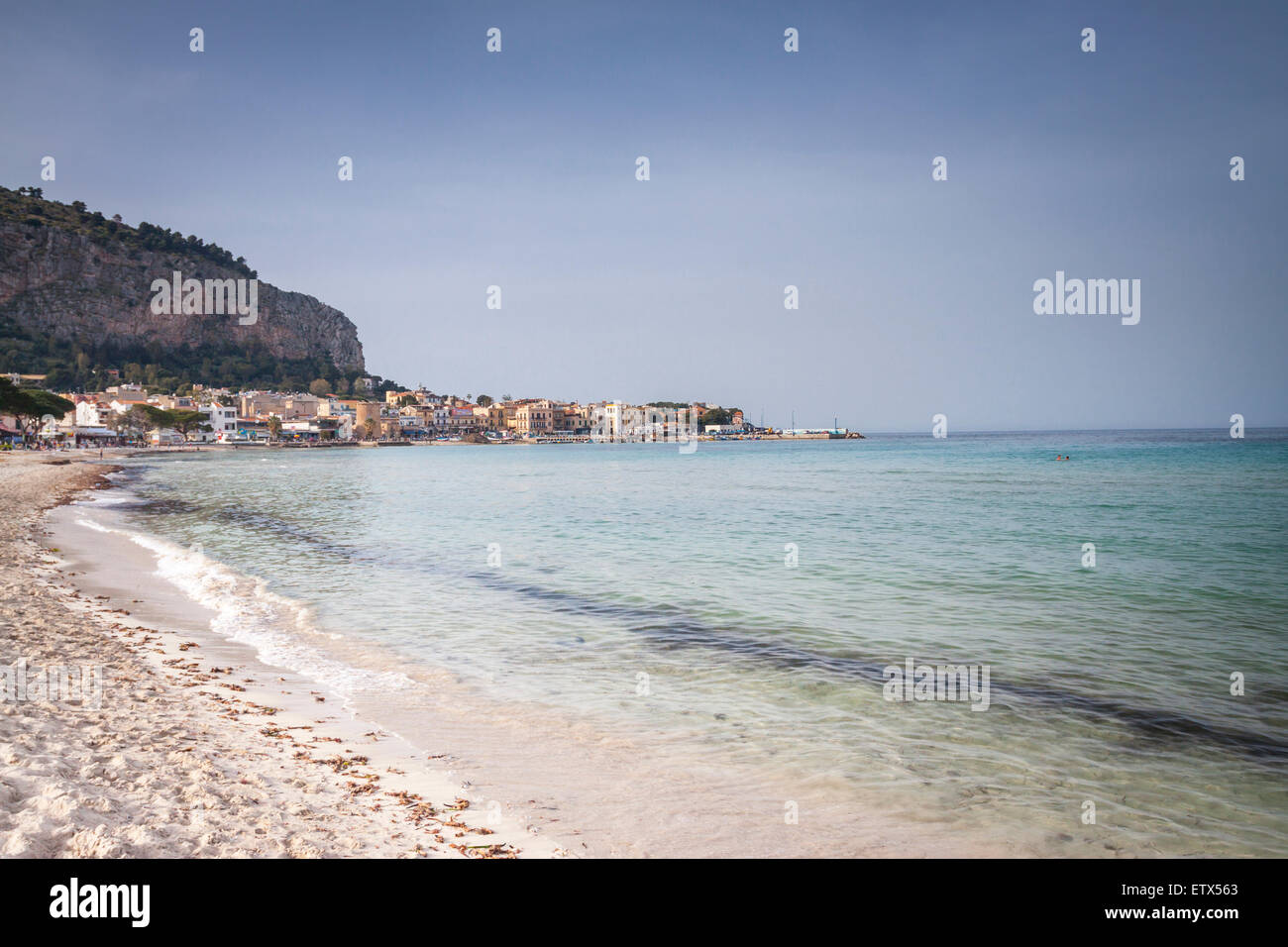 Crowded Mondello Beach Palermo Sicily Stockfotos und -bilder Kaufen - Alamy