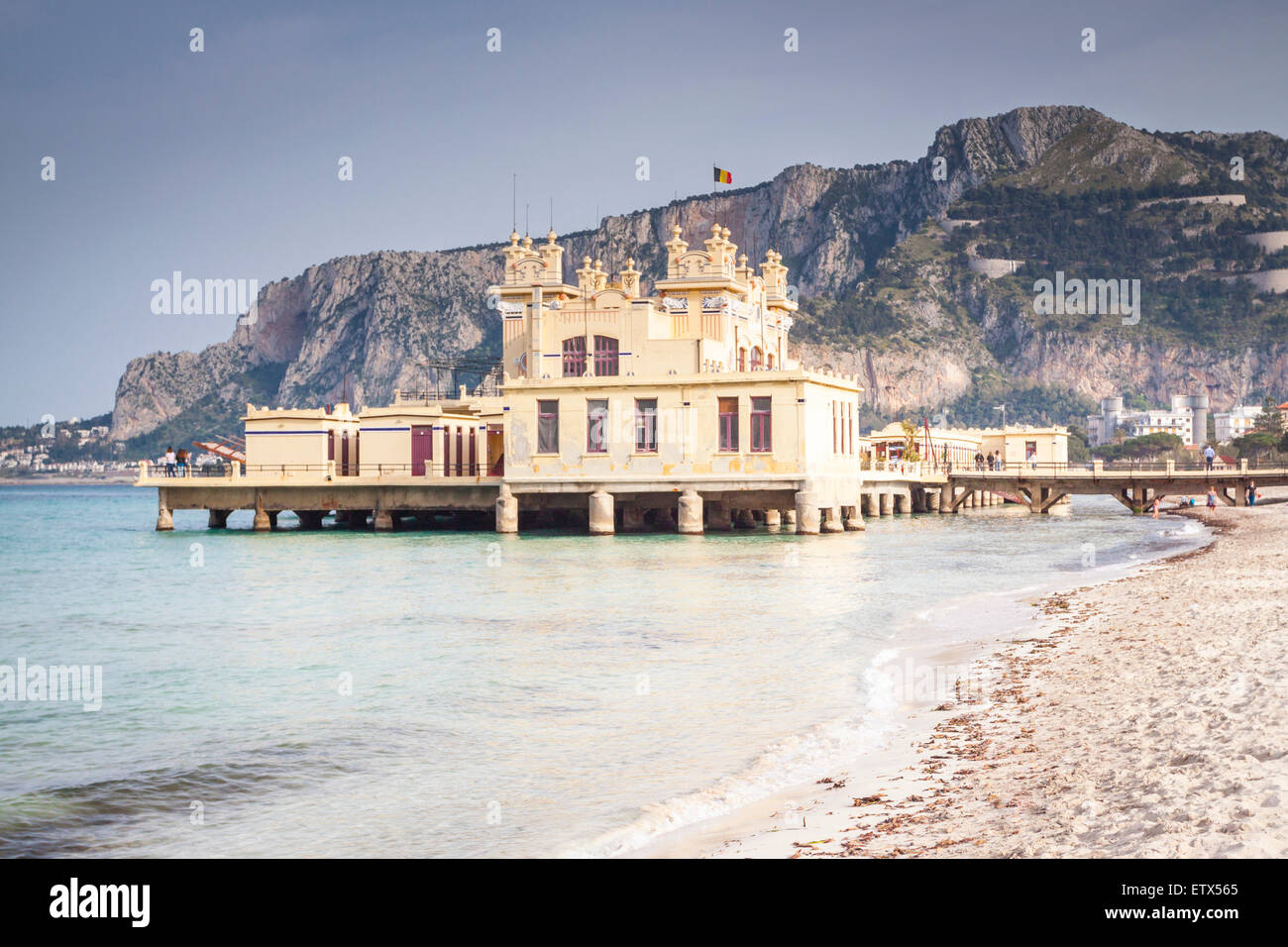 Crowded Mondello Beach Palermo Sicily Stockfotos und -bilder Kaufen - Alamy