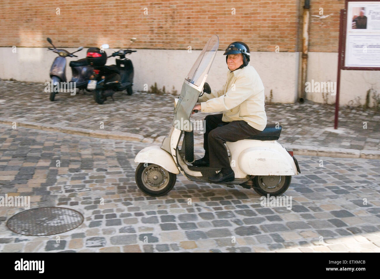 Altes moped -Fotos und -Bildmaterial in hoher Auflösung – Alamy