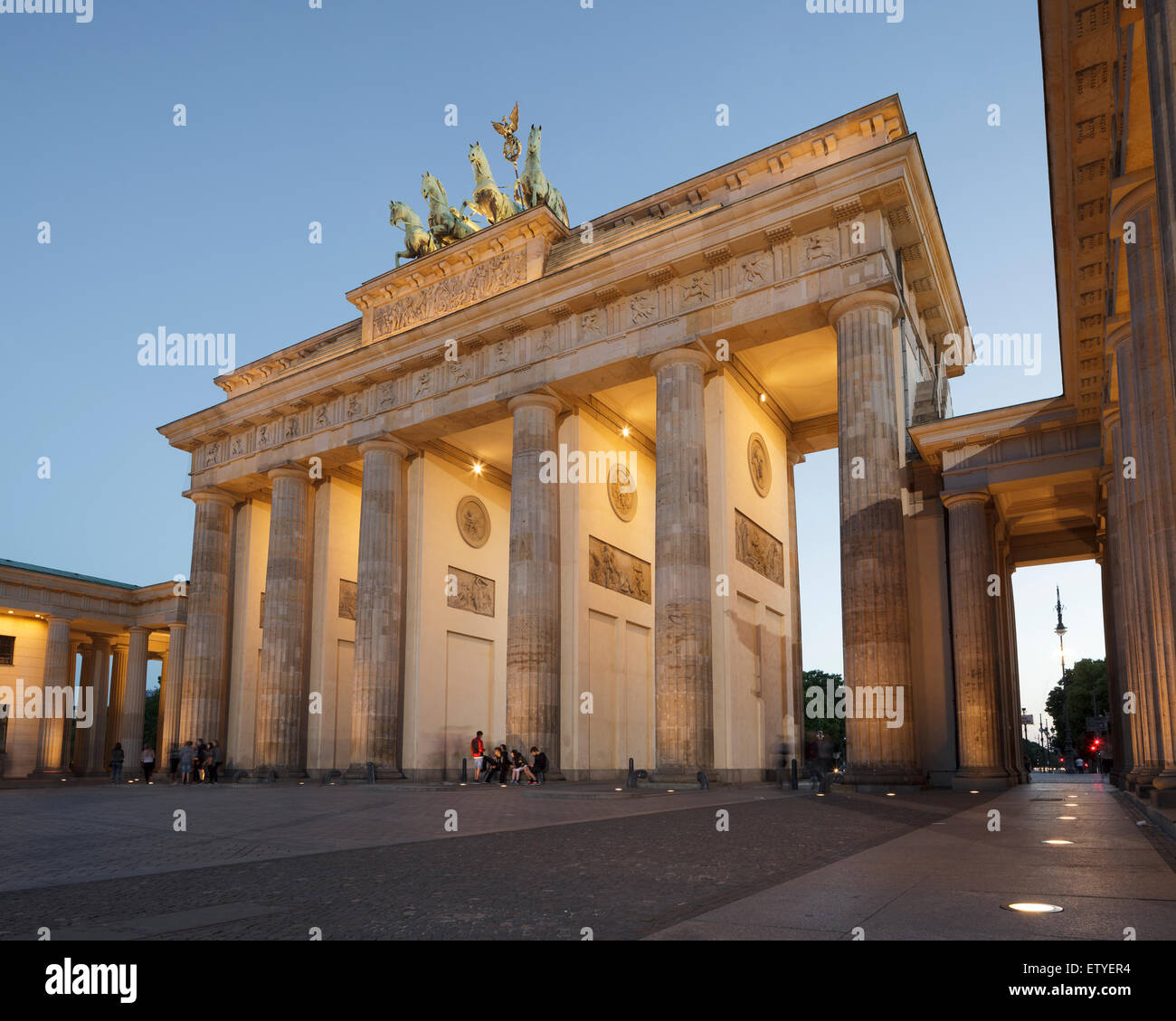Brandenburger tor nachtzeit Stockfotos und -bilder Kaufen - Alamy