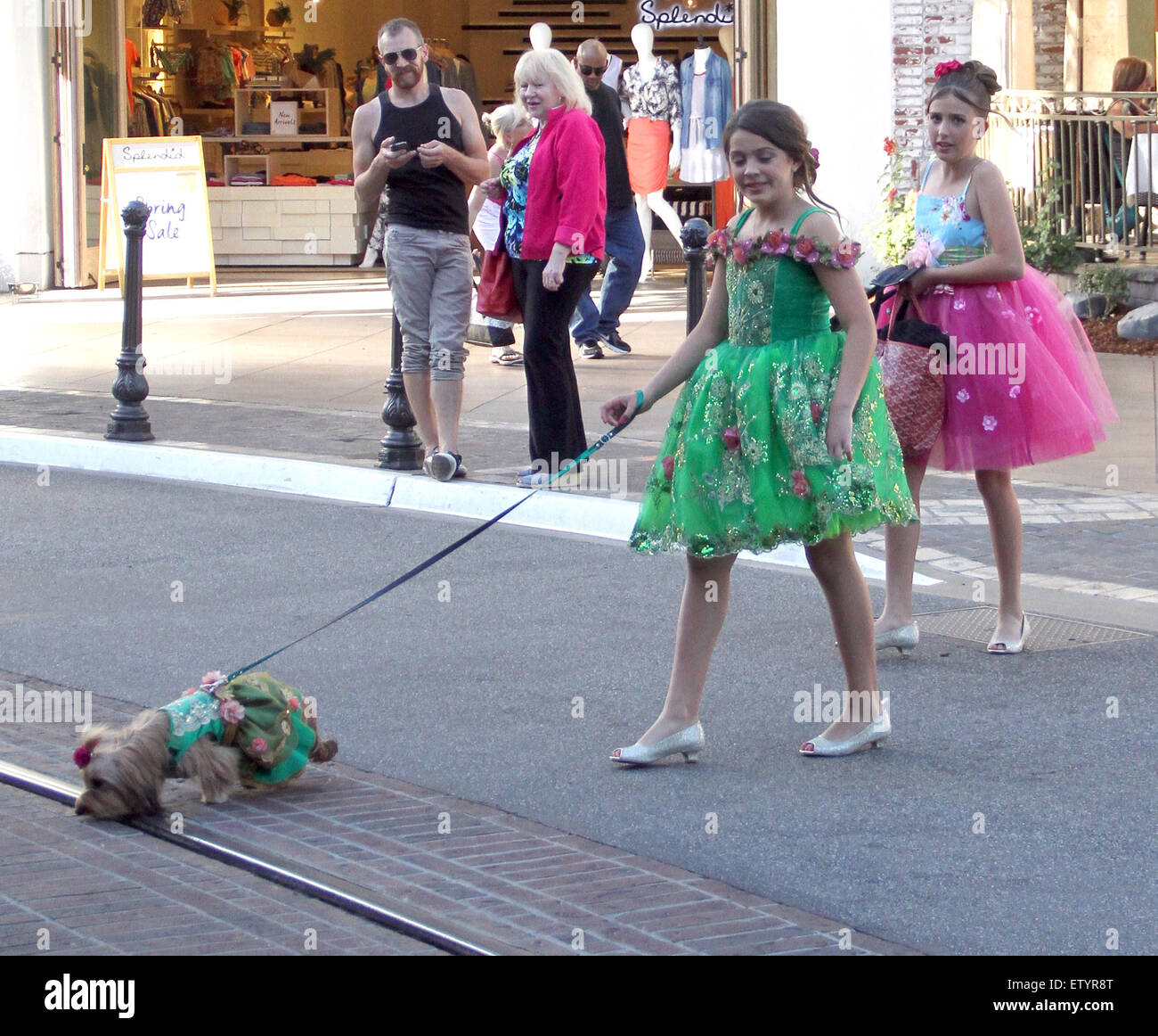Jungdarstellerin, Laura Ann Kesling alle verkleidet, nimmt ihr Hund in ...