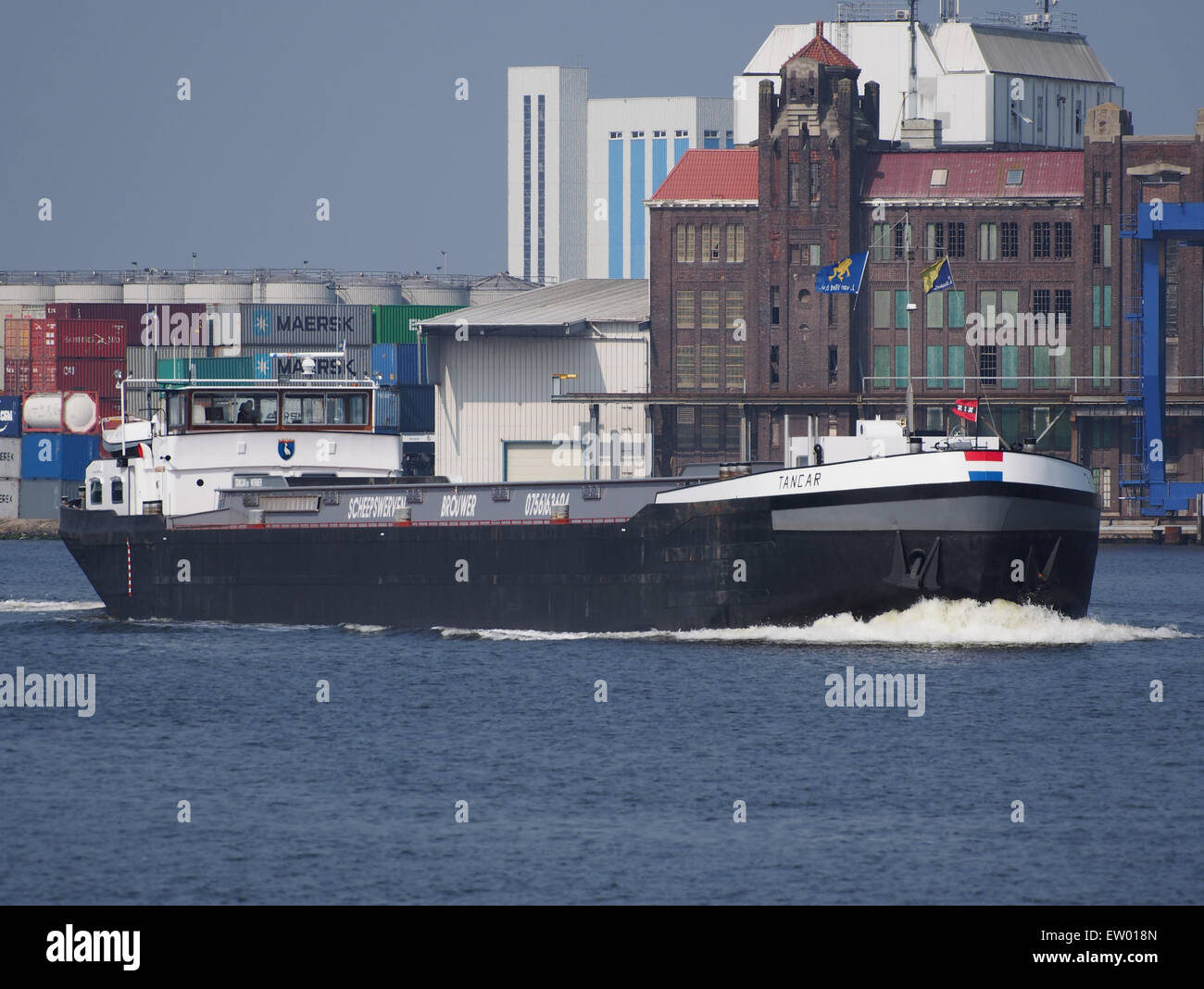 Dieses Bild zeigt das Tankschiff Tancar, das im Hafen von Amsterdam im ...