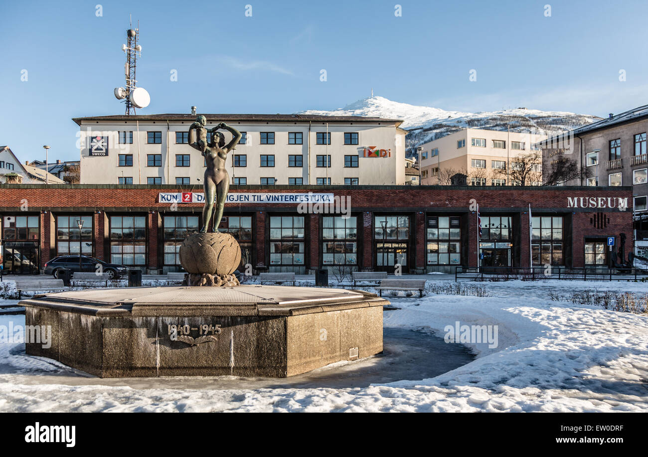 Eine Statue von Mutter und Kind im Zentrum von Narvik, Norwegen ...