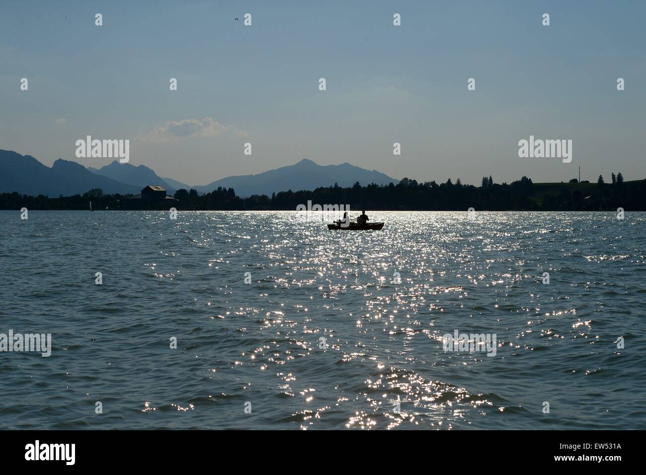 Ein Boot auf See Forggensee in Bayern, Deutschland, in der Nähe der ...
