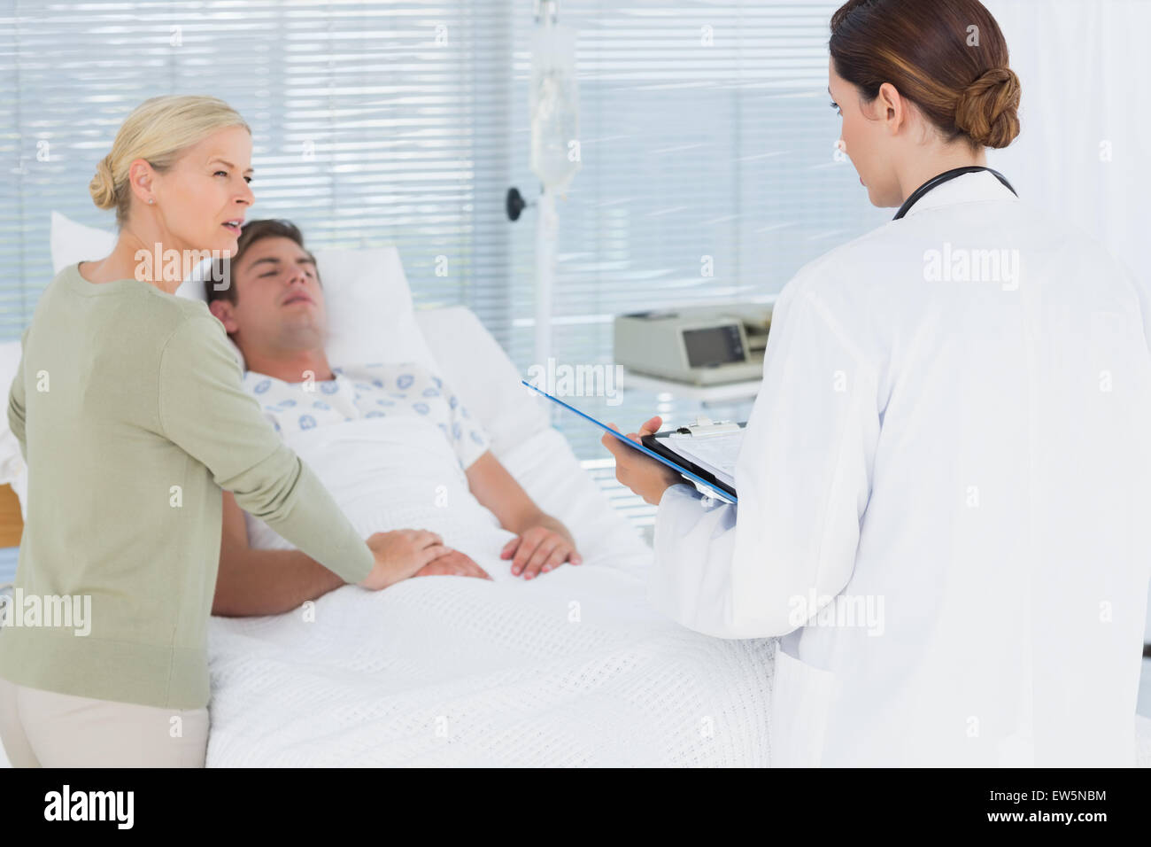 Arzt und patienten sprechen -Fotos und -Bildmaterial in hoher Auflösung ...