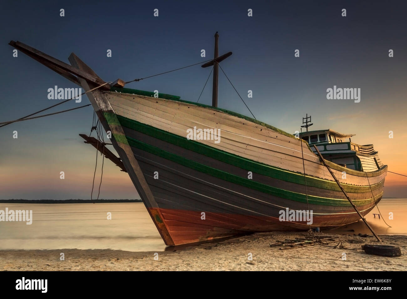 Ship on beach -Fotos und -Bildmaterial in hoher Auflösung – Alamy