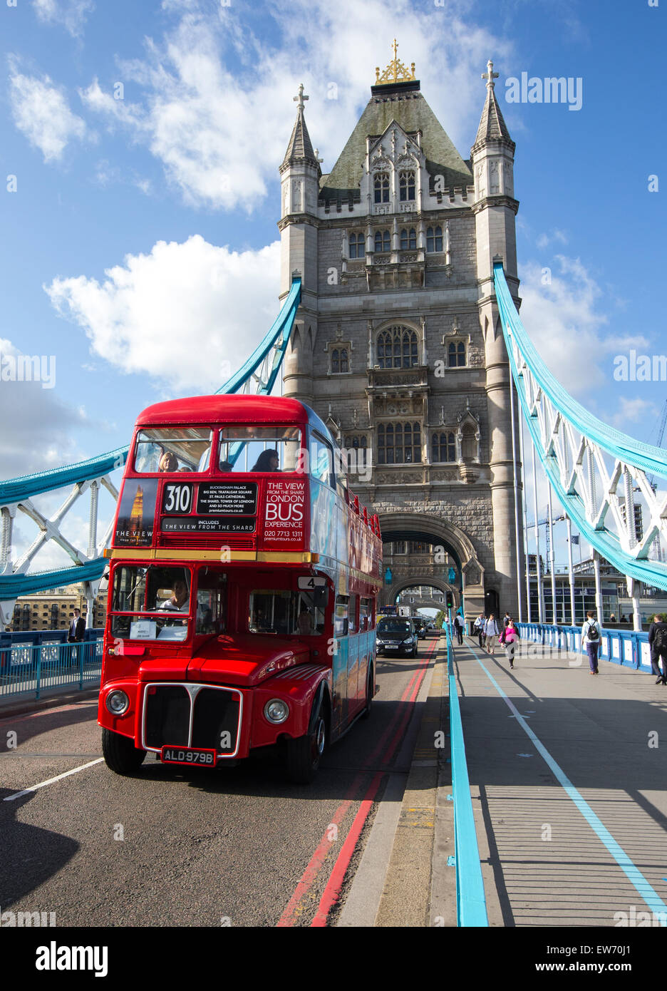 Roten Doppeldecker-Bus überqueren Tower Bridge in London ...