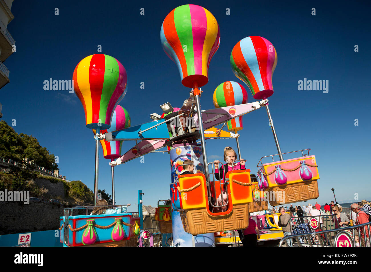 Bunte kinder am strand -Fotos und -Bildmaterial in hoher Auflösung – Alamy